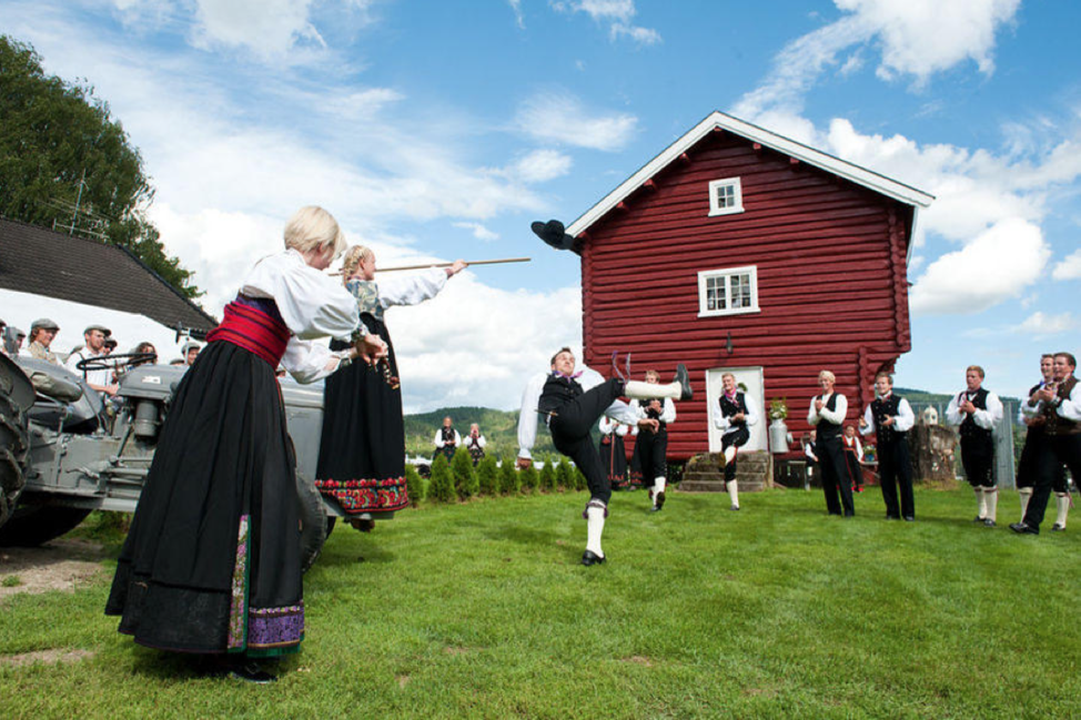 Fetter Eilev går fra ”Farmen Eilev” – til ”Danse Eilev”. - Gardsfruene
